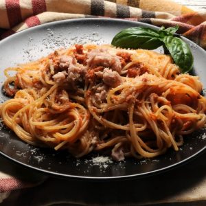 Spaghetti al tonno: la ricetta veloce con sugo di pomodoro