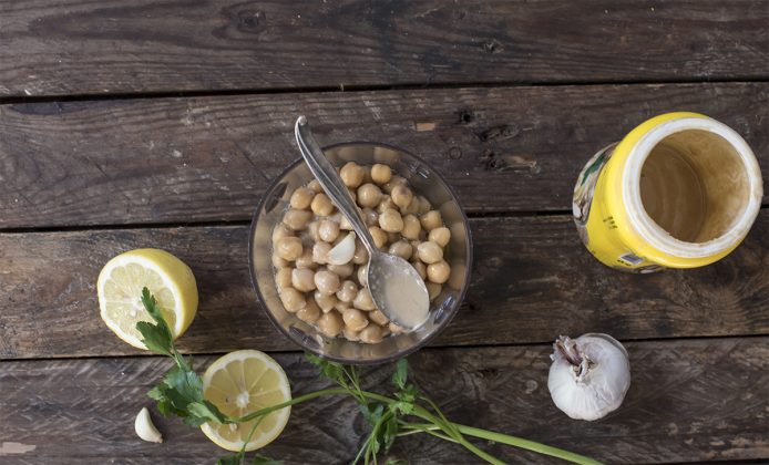 Panino vegan con ceci, avocado e spinaci - Melarossa