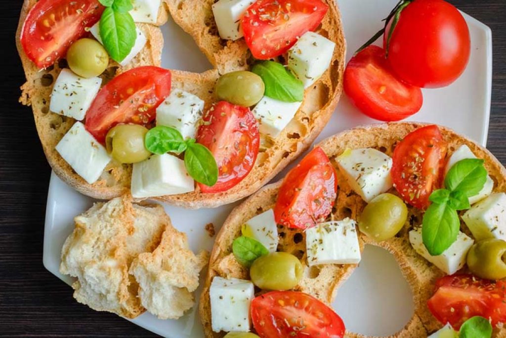 Friselle: ricetta, calorie e come condirle - Melarossa