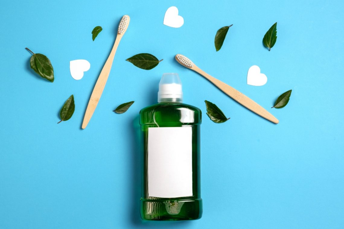 Collutorio: cos’è, tipologie, proprietà e ricette per farlo a casa