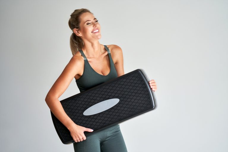 Allenamento con lo step per tonificare i muscoli