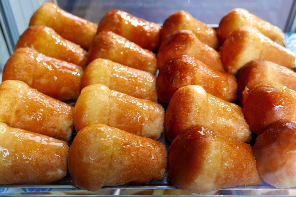 Babà: la ricetta originale napoletana al rum - Melarossa