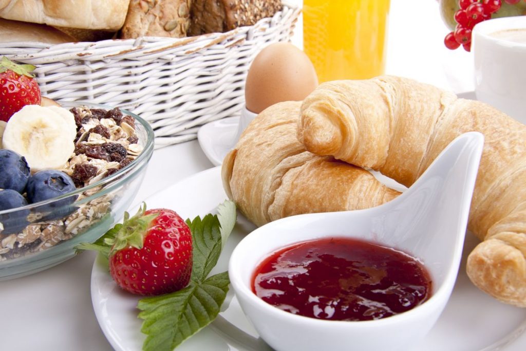 Cornetti fatti in casa: ricetta e varianti di un cult della colazione ...