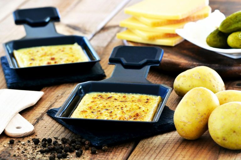 Raclette: la ricetta tradizionale con formaggio, carne e verdure ...