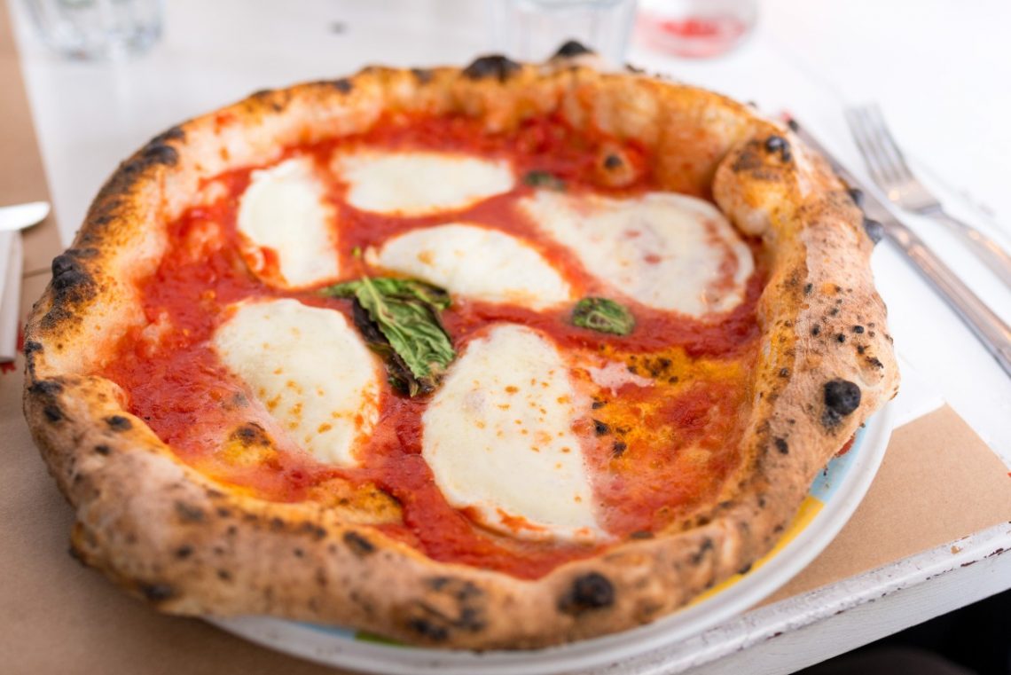 Pizza napoletana: ricetta, impasto e condimenti - Melarossa