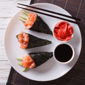Temaki di salmone fatto in casa: ricetta facile passo passo