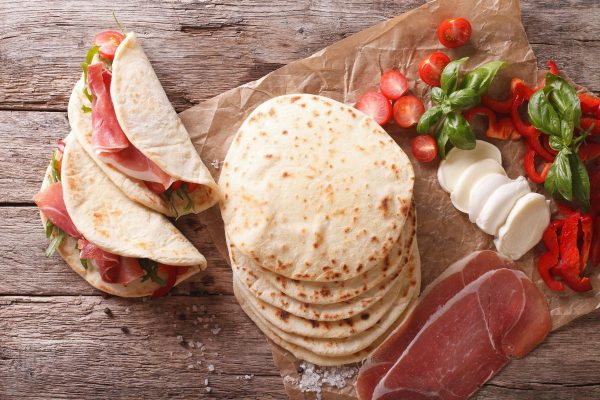 Piadina: ricetta originale, impasto e farciture deliziose