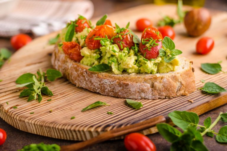 Avocado toast: una ricetta veloce e salutare