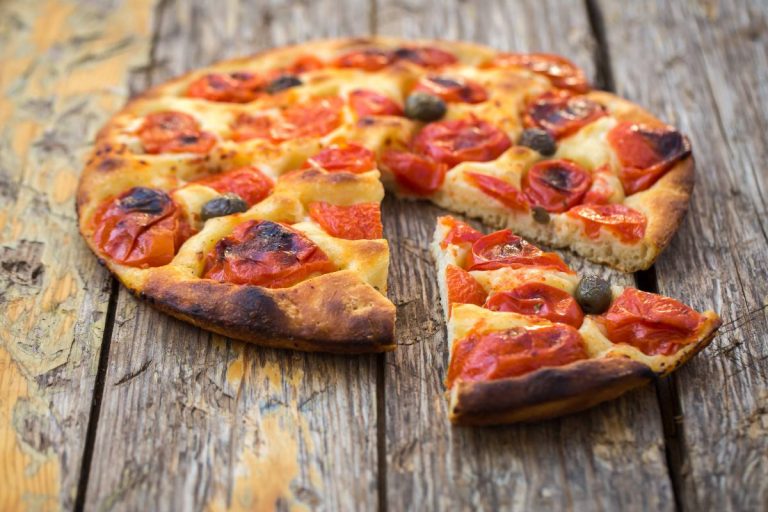 Focaccia pugliese, una ricetta facile e gustosa - Melarossa