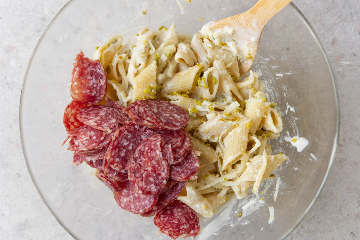 Pasta con Salame Cacciatore Italiano, pistacchio e scamorza