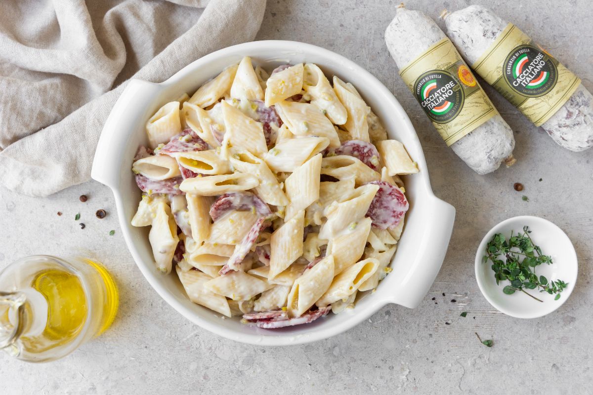 Pasta con Salame Cacciatore Italiano, pistacchio e scamorza