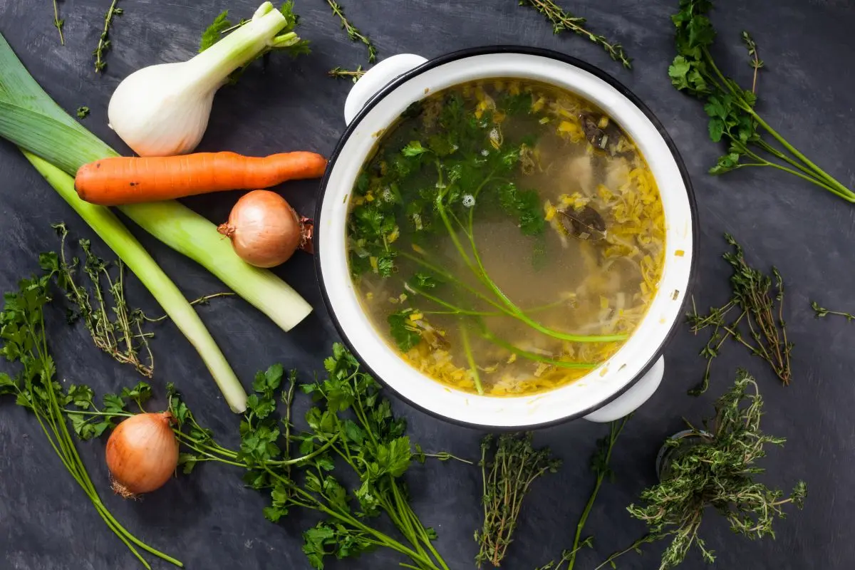 Brodo vegetale: ricetta e videoricetta per prepararlo a casa