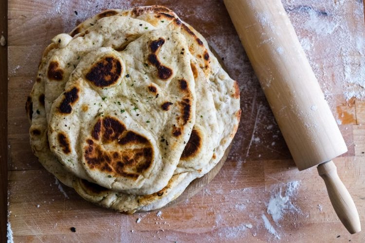Pane naan: la ricetta facile con yogurt in padella